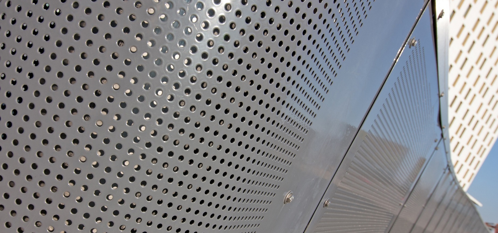 Brugleuning van RVS plaatwerk met boom perforatie » VPT Versteeg